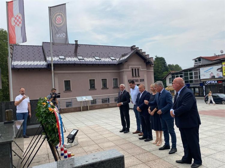 Gradonačelnik Denis Ivanović sa suradnicima sudjelovao na obilježavanju ...